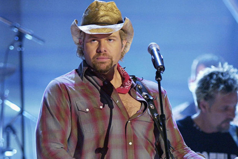 Toby Keith – “Who’s That Man”: A Heartbreaking Reflection on